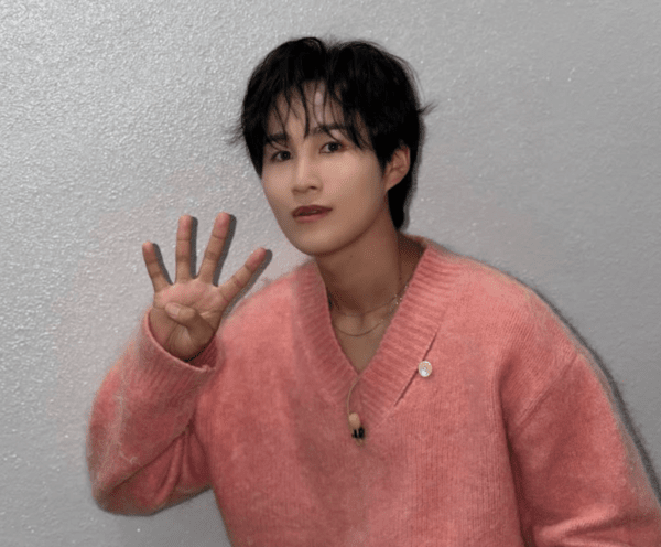 김희재, 핑크 니트 입고 의미심장한 네 손가락 제스처 포착... 새 활동 신호탄?